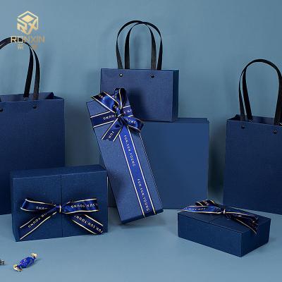 Cina scatola di stoccaggio di carta del regalo del cartone CMYK di 2mm con la maniglia del nastro per l'imballaggio del regalo in vendita