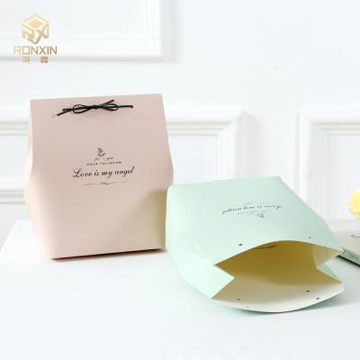 China Cajas de regalo plegables coloridas de papel revestidas con la cinta tamaño pequeño en venta