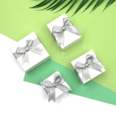Cina Gioielli che imballano i contenitori di regalo di carta di Pantone con il certificato del FSC dei coperchi in vendita