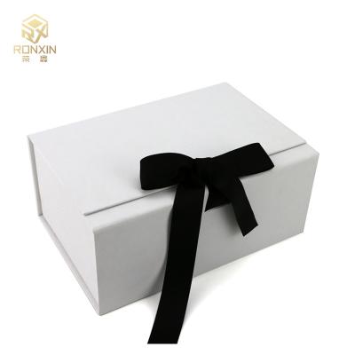 Cina Contenitore di regalo magnetico bianco puro della chiusura con il nastro, contenitore di regalo dell'insieme di trucco in vendita