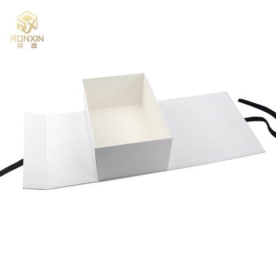 Cina Contenitore di regalo magnetico bianco puro della chiusura con il nastro, contenitore di regalo dell'insieme di trucco in vendita