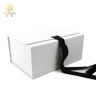 Cina Contenitore di regalo magnetico bianco puro della chiusura con il nastro, contenitore di regalo dell'insieme di trucco in vendita