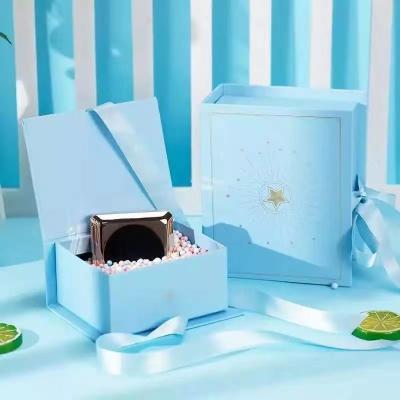 Cina Contenitori di regalo riciclabili del cartone del certificato del FSC, contenitori di regalo rosa con il nastro in vendita