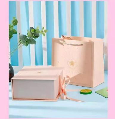Cina Contenitori di regalo riciclabili del cartone del certificato del FSC, contenitori di regalo rosa con il nastro in vendita