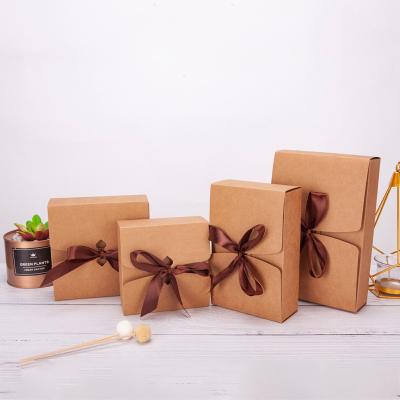 Cina Contenitore di regalo riciclabile del FSC Brown Kraft con la finestra per l'imballaggio dell'abbigliamento in vendita