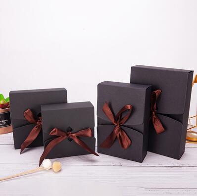Cina Contenitore di regalo riciclabile del FSC Brown Kraft con la finestra per l'imballaggio dell'abbigliamento in vendita
