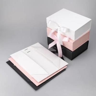 Cina contenitori di regalo pieghevoli del cartone 157g con la maniglia del nastro in vendita