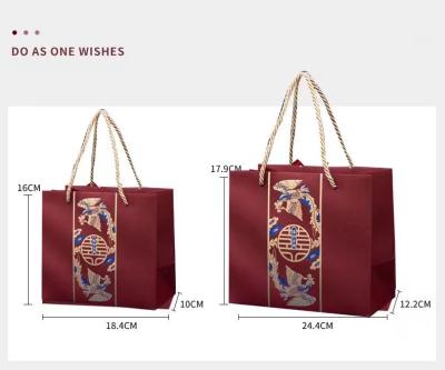 China Gift Packaging Printed Paper Shopping Bag With Handles Rope Recyclable for sale