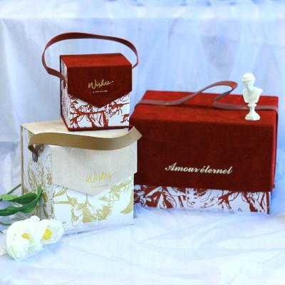 Cina Contenitori di regalo di carta speciali rossi del cartone con la maniglia di cuoio per il pacchetto della festa nuziale del regalo in vendita