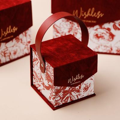 Cina Contenitori di regalo di carta speciali rossi del cartone con la maniglia di cuoio per il pacchetto della festa nuziale del regalo in vendita