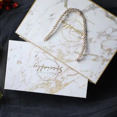 Cina Forma bianca del cassetto di Art Paper Paperboard Gift Boxes con la borsa in vendita