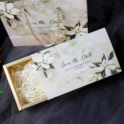 Cina Forma bianca del cassetto di Art Paper Paperboard Gift Boxes con la borsa in vendita
