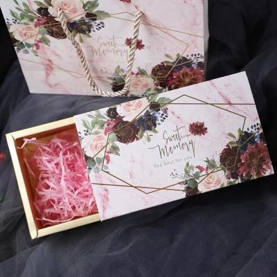 Cina Forma bianca del cassetto di Art Paper Paperboard Gift Boxes con la borsa in vendita