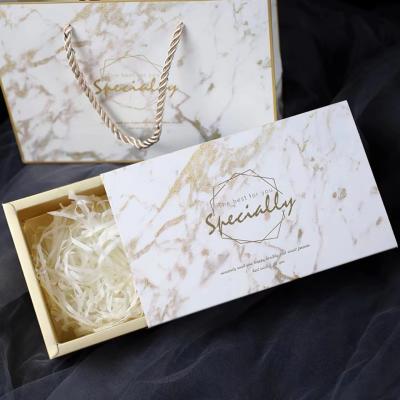 Cina Forma bianca del cassetto di Art Paper Paperboard Gift Boxes con la borsa in vendita
