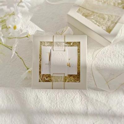 Cina Art Paper Kraft Gift Box bianco con la maniglia di carta trasparente del nastro della finestra in vendita
