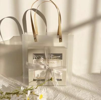 Cina Art Paper Kraft Gift Box bianco con la maniglia di carta trasparente del nastro della finestra in vendita