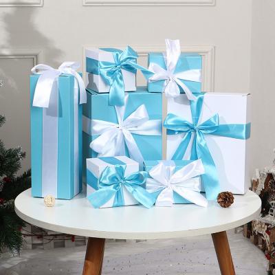 Cina Contenitori di regalo fatti a mano del cartone rosso di Art Paper con il coperchio dei nastri e forma basata per imballare in vendita