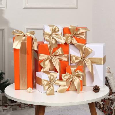 Cina Contenitori di regalo fatti a mano del cartone rosso di Art Paper con il coperchio dei nastri e forma basata per imballare in vendita