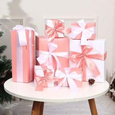 Cina Contenitori di regalo fatti a mano del cartone rosso di Art Paper con il coperchio dei nastri e forma basata per imballare in vendita