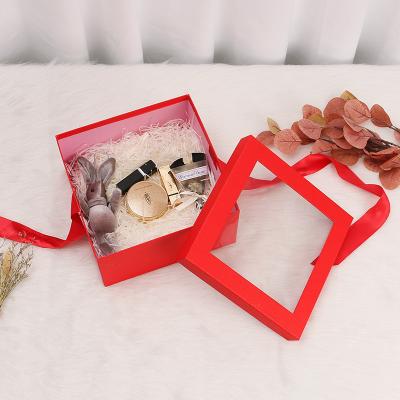 Cina Art Paper Kraft Gift Box rosso con la maniglia della corda della finestra per l'imballaggio del profumo in vendita