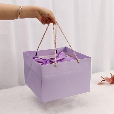 Cina Art Paper Kraft Gift Box rosso con la maniglia della corda della finestra per l'imballaggio del profumo in vendita