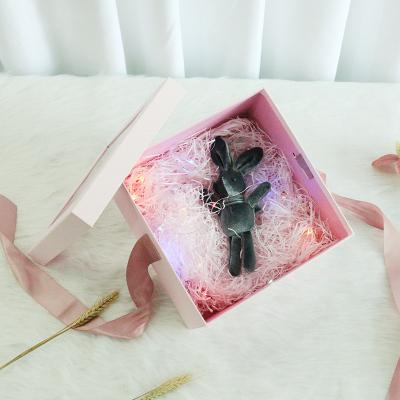Cina Art Paper Kraft Gift Box rosso con la maniglia della corda della finestra per l'imballaggio del profumo in vendita