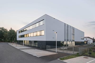 China Edifícios de Armazéns Fabricação Casa Construtor Design Industrial Moderno Estrutura de Aço Com Material de Painel Sanduíche Edifícios de Armazéns à venda