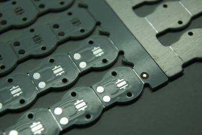 China Metalen PCB's met een hoge thermische geleidbaarheid met wit zijscherm en 0,1 mm min. zijschermbrug voor thermisch beheer Te koop