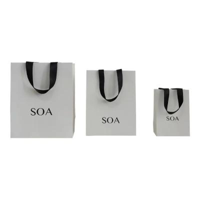 China Custom Kraft Gift Paper Bag met uw logo Kleurrijke fancy papieren cadeautassen Recycled Fashion Handle Shopping Bags Glossy Te koop