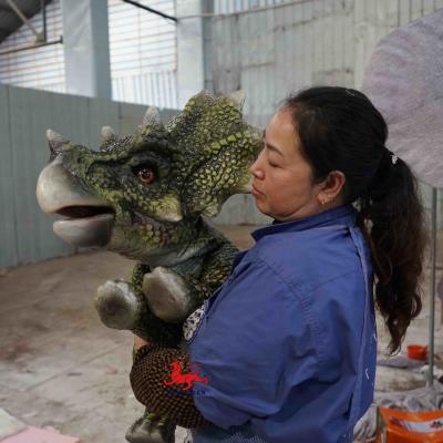 Cina Burattino di mano realistico morbido leggero, burattino di mano di triceratopo in vendita
