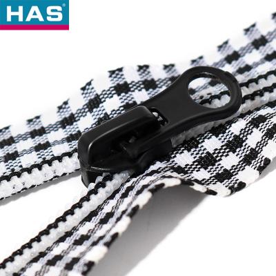 Cina #5 Chiusura con cerniera in nylon a scacchi in bianco e nero con estremità aperta per abbigliamento o bagagli in vendita