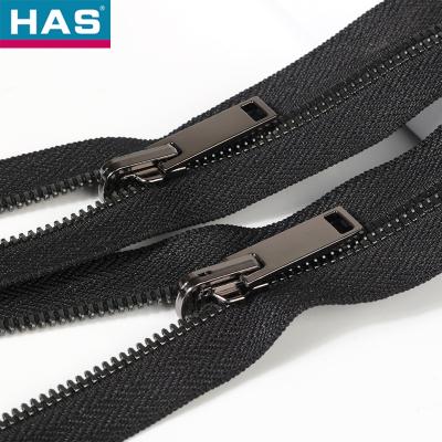 China Zíper para roupa com puxador personalizável tipo 5, dentes duplos de metal e extremidade em cobre envelhecido brilhante à venda