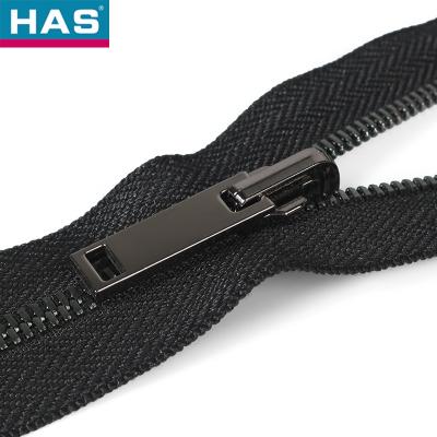 China Zíper para roupa com puxador personalizável tipo 5, dentes duplos de metal e extremidade em cobre envelhecido brilhante à venda