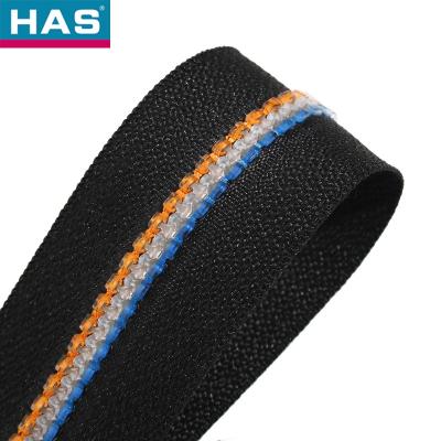 Cina Cerniera lampo con tirazip in resina trasparente colorata con denti corti e catenella in vendita
