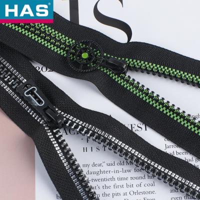 Cina # 5 Indumenti a nastro o borse Zipper con ossa denti e coda aperta in vendita