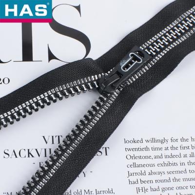 Cina # 5 Indumenti a nastro o borse Zipper con ossa denti e coda aperta in vendita