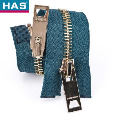China Separación de dos vías de color arcoíris con cerradura de metal para prendas de vestir en venta
