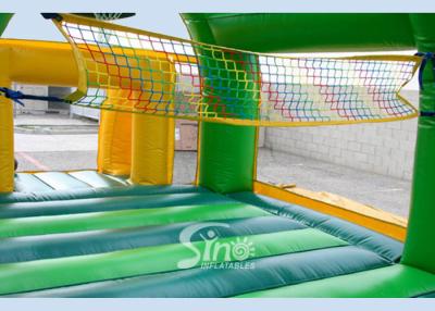 Cina 3 in 1 esplosione del multiuse scherzano il campo da pallacanestro gonfiabile con il tetto fatto del materiale UV della resistenza in vendita