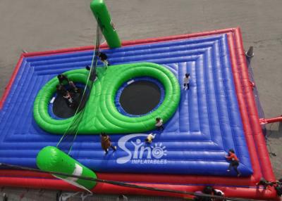 China Groot opblaasbaar bossaballhof van commerciële rangvolwassenen met centrumtrampolines voor volleyballspelen Te koop