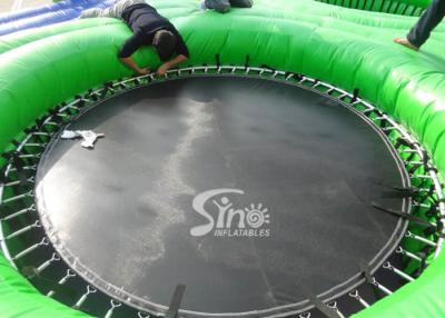 China Groot opblaasbaar bossaballhof van commerciële rangvolwassenen met centrumtrampolines voor volleyballspelen Te koop
