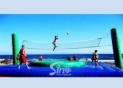 China Groot opblaasbaar bossaballhof van commerciële rangvolwassenen met centrumtrampolines voor volleyballspelen Te koop
