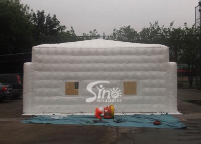 中国 6x6mの小さい白ポリ塩化ビニールの4つの側面の取り外し可能な窓が付いている膨脹可能な立方体のテント 販売のため
