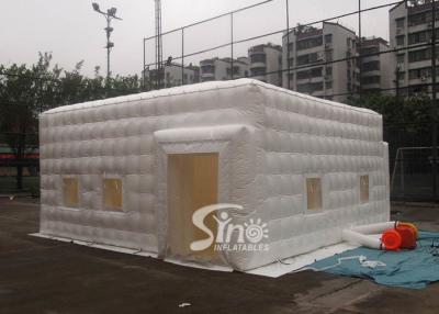 中国 6x6mの小さい白ポリ塩化ビニールの4つの側面の取り外し可能な窓が付いている膨脹可能な立方体のテント 販売のため