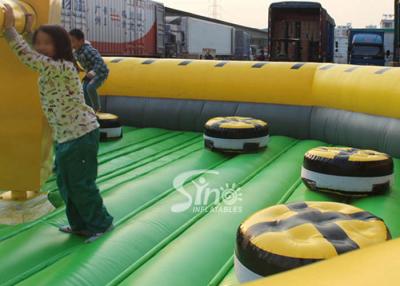 中国 子供のための回転する機械が付いているカスタマイズされた挑戦屋外の膨脹可能な溶解のゲーム 販売のため