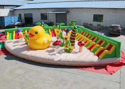 Cina parco a tema gonfiabile della grande anatra gialla di 10x10m con il sofà della spiaggia del sole per spettacolo in vendita