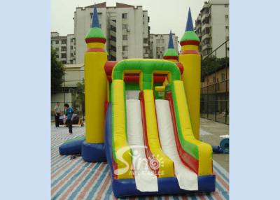 China Pequeños castillos animosos inflables coloreados brillantes con la diapositiva para los niños en venta
