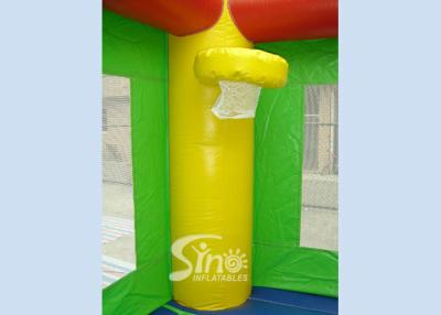 China Pequeños castillos animosos inflables coloreados brillantes con la diapositiva para los niños en venta