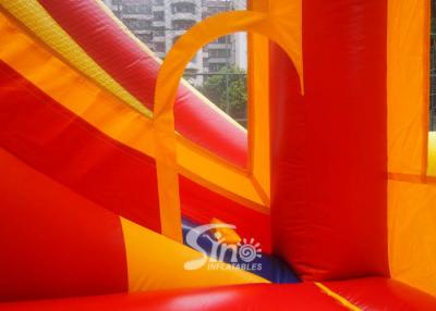 China Casa comercial do salto do arco-íris com corrediça para a feira de divertimento exterior das crianças à venda