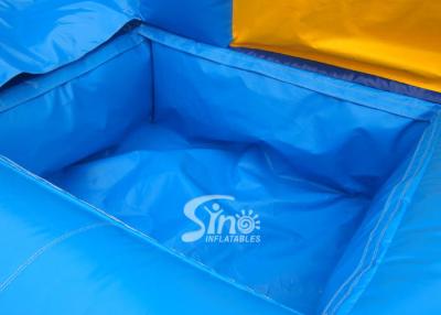 China Castillo animoso inflable comercial con la doble cara y la bandera desprendible en venta