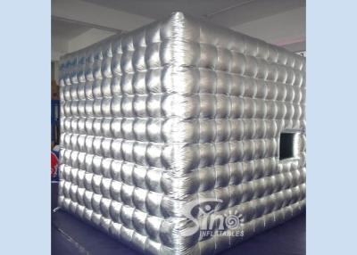 Cina 4x4 misura la cabina con un contatore gonfiabile d'argento della foto del tubo LED del cubo con la finestra della porta N per le attività del partito in vendita